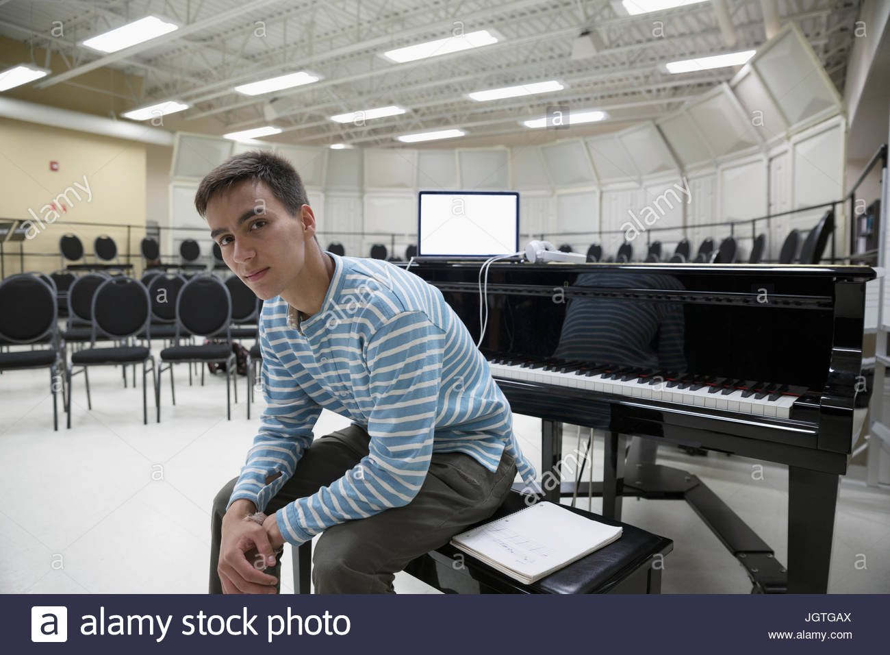 Student learning piano hi-res stock photography and images - Alamy