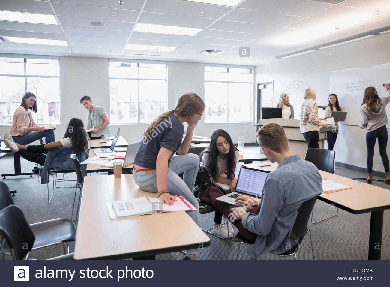 Group studying hi-res stock photography and images - Alamy