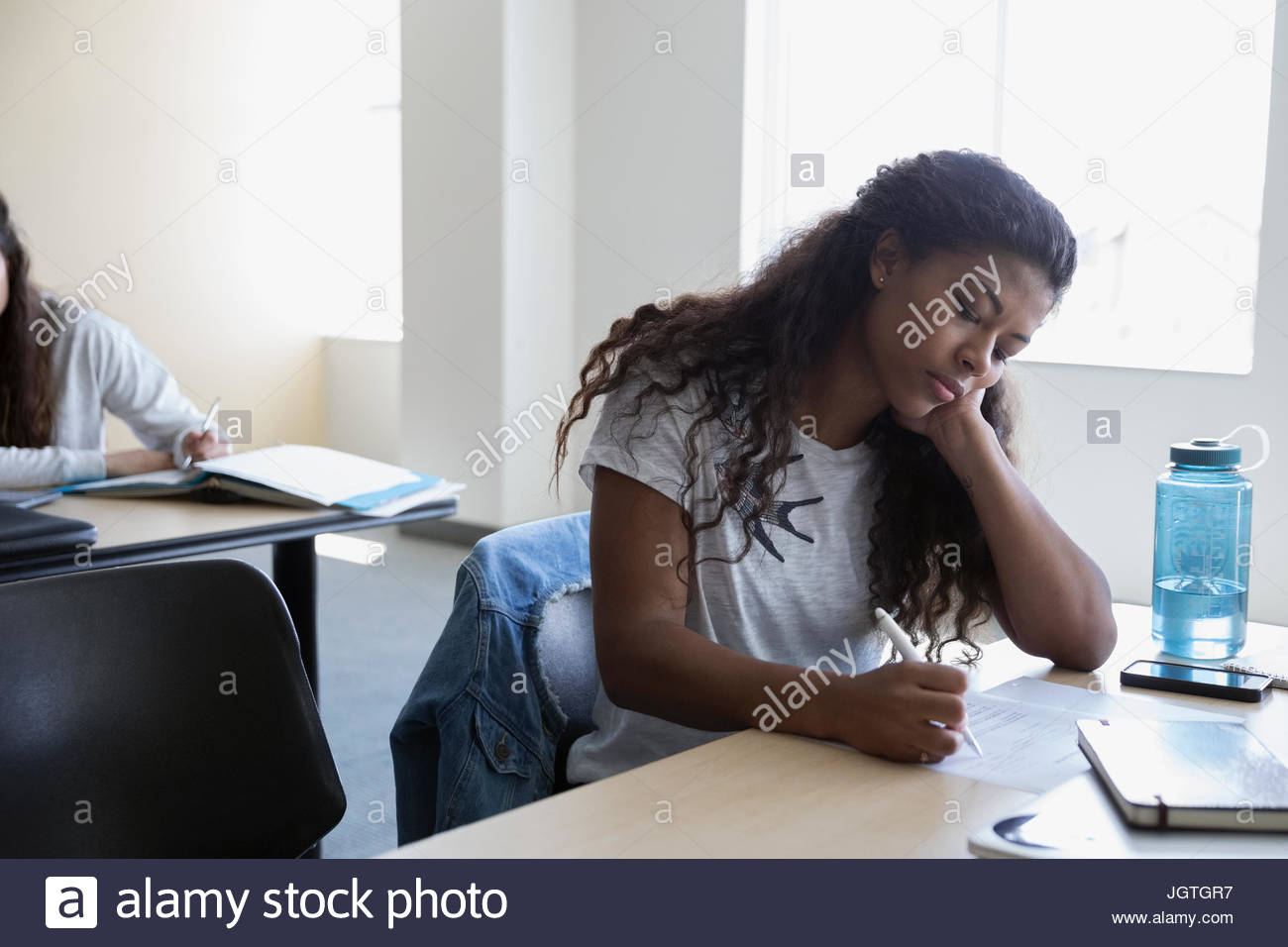 Classroom student hand up hi-res stock photography and images - Alamy