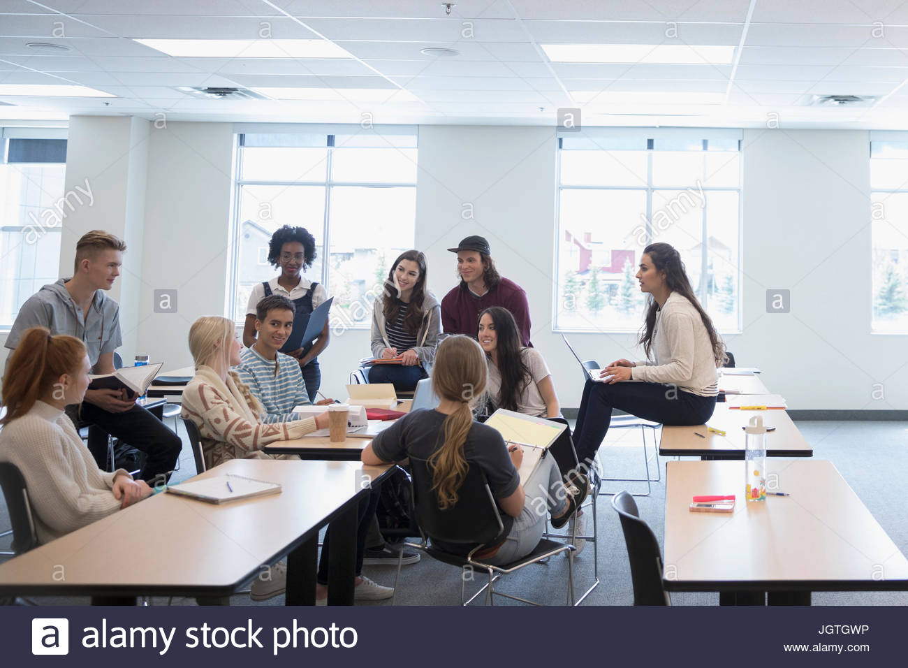 Group students talking hi-res stock photography and images - Alamy