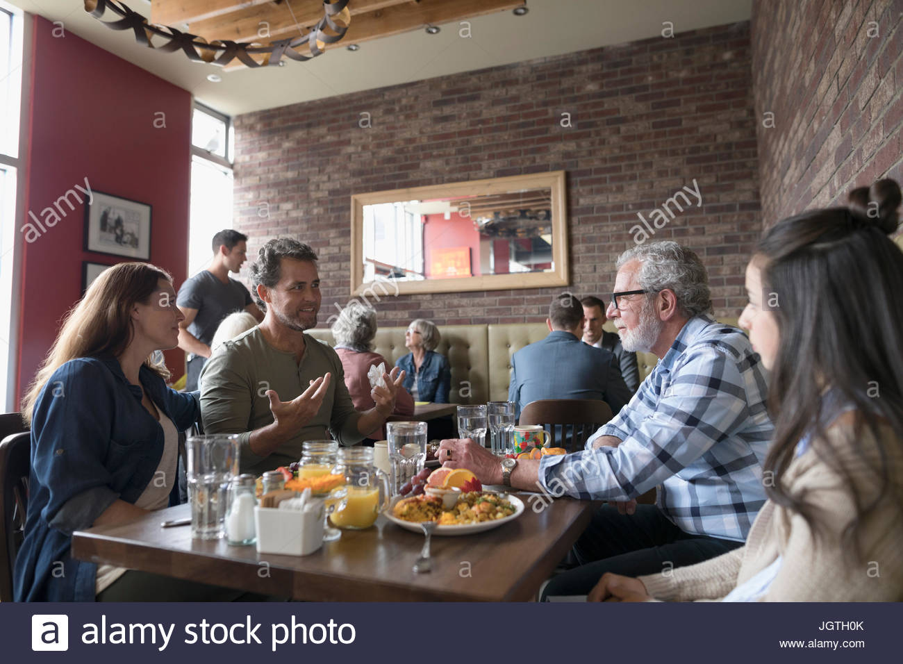 Family talking table hi-res stock photography and images - Alamy