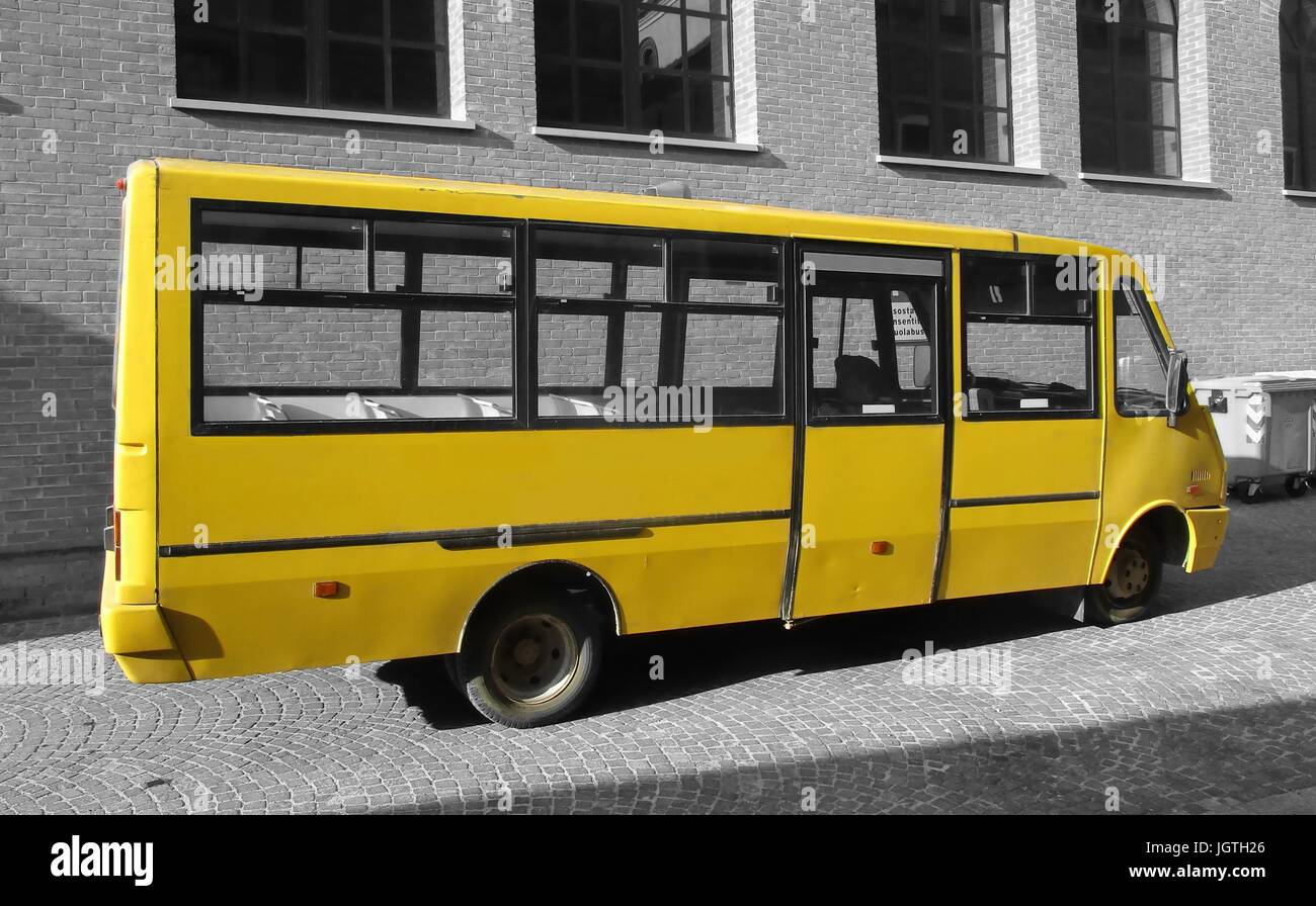 Yellow bus hi-res stock photography and images - Alamy