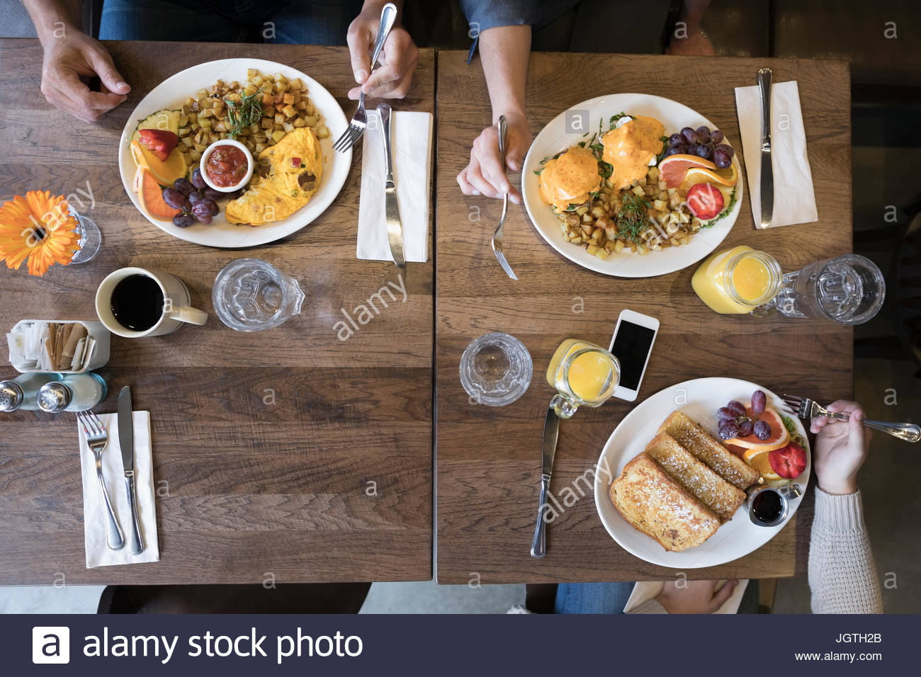 Ethnic family diner table hi-res stock photography and images - Alamy