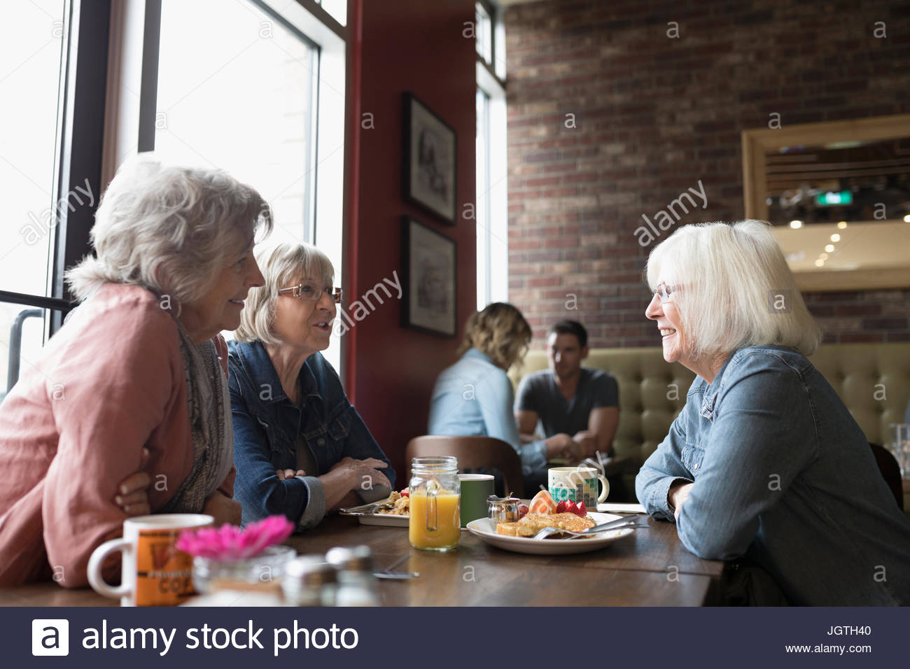 Brunch socializing hi-res stock photography and images - Alamy