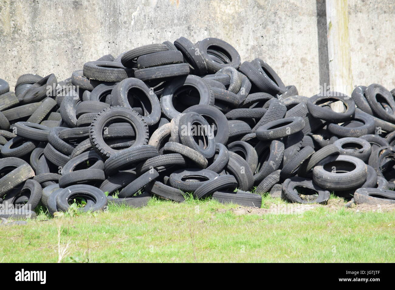 Pile of old tyres Stock Photo - Alamy
