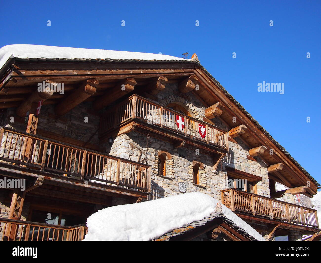 Traditional ski chalet covered in snow Stock Photo - Alamy