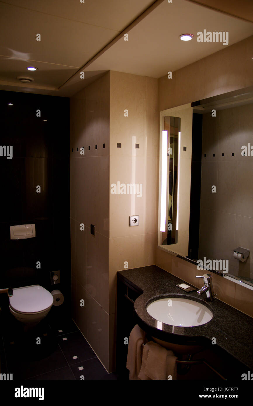 Hilton hotel bathroom hi-res stock photography and images - Alamy