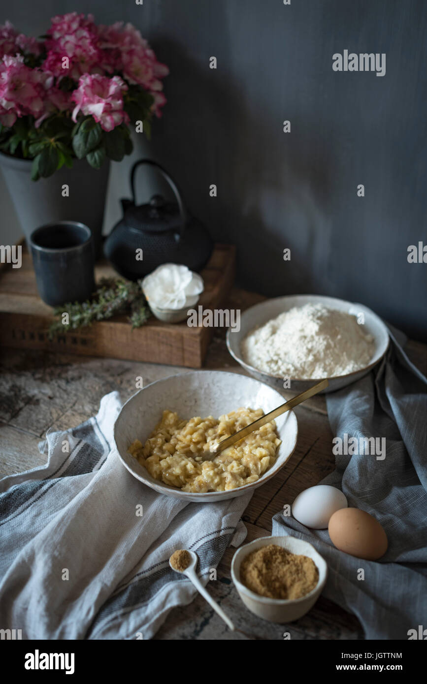 Mashed banana in a bowl, with ingredients Stock Photo - Alamy