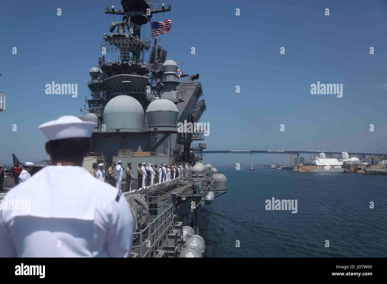 PACIFIC OCEAN – Marines and Sailors of the 15th Marine Expeditionary ...