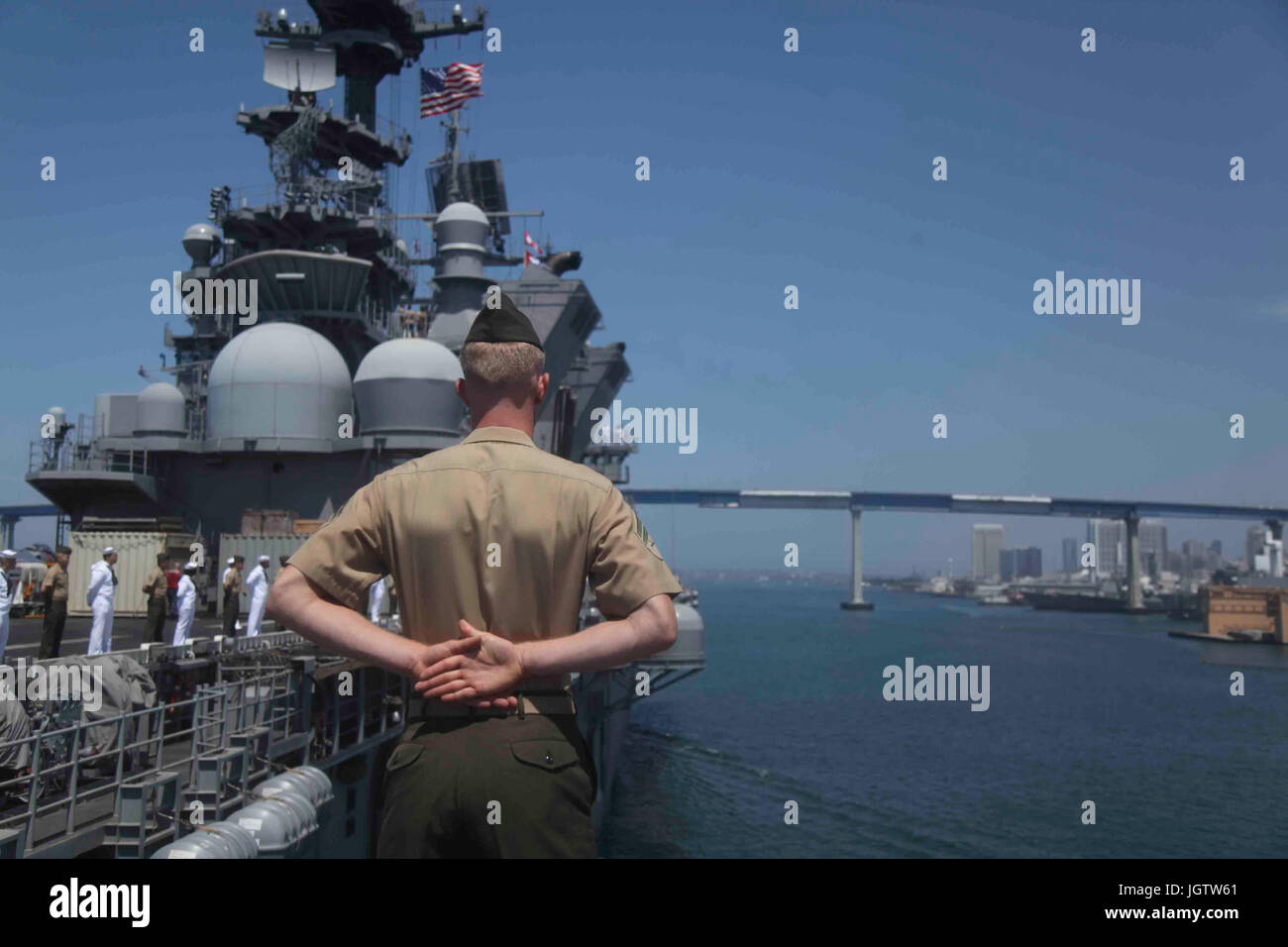 PACIFIC OCEAN – Marines and Sailors of the 15th Marine Expeditionary ...