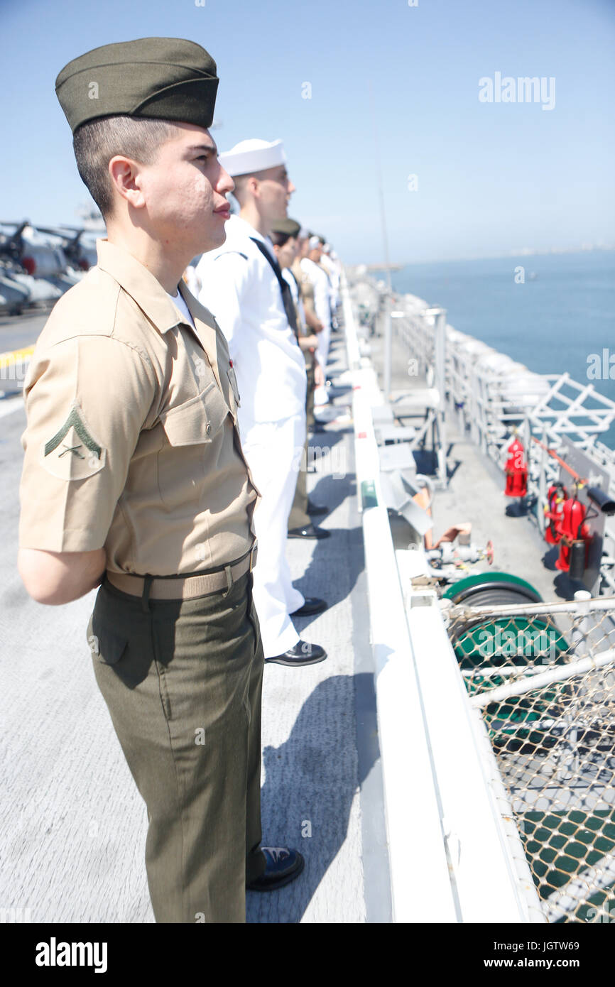 PACIFIC OCEAN – Marines and Sailors of the 15th Marine Expeditionary ...