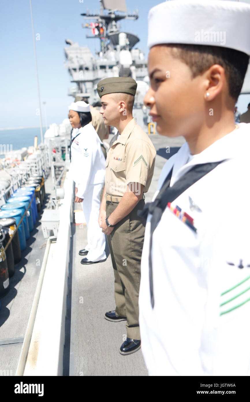 PACIFIC OCEAN – Marines and Sailors of the 15th Marine Expeditionary ...