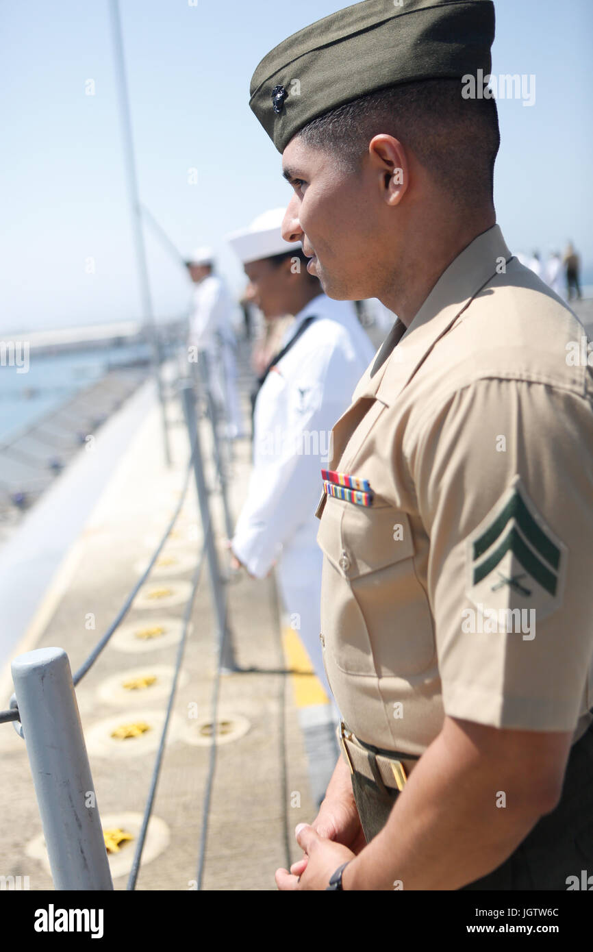 PACIFIC OCEAN – Marines and Sailors of the 15th Marine Expeditionary ...
