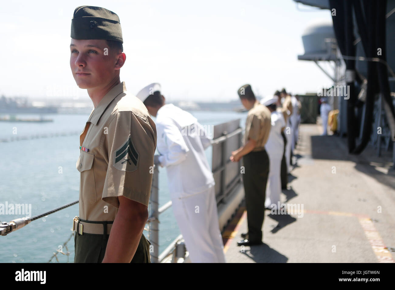 PACIFIC OCEAN – Marines and Sailors of the 15th Marine Expeditionary ...