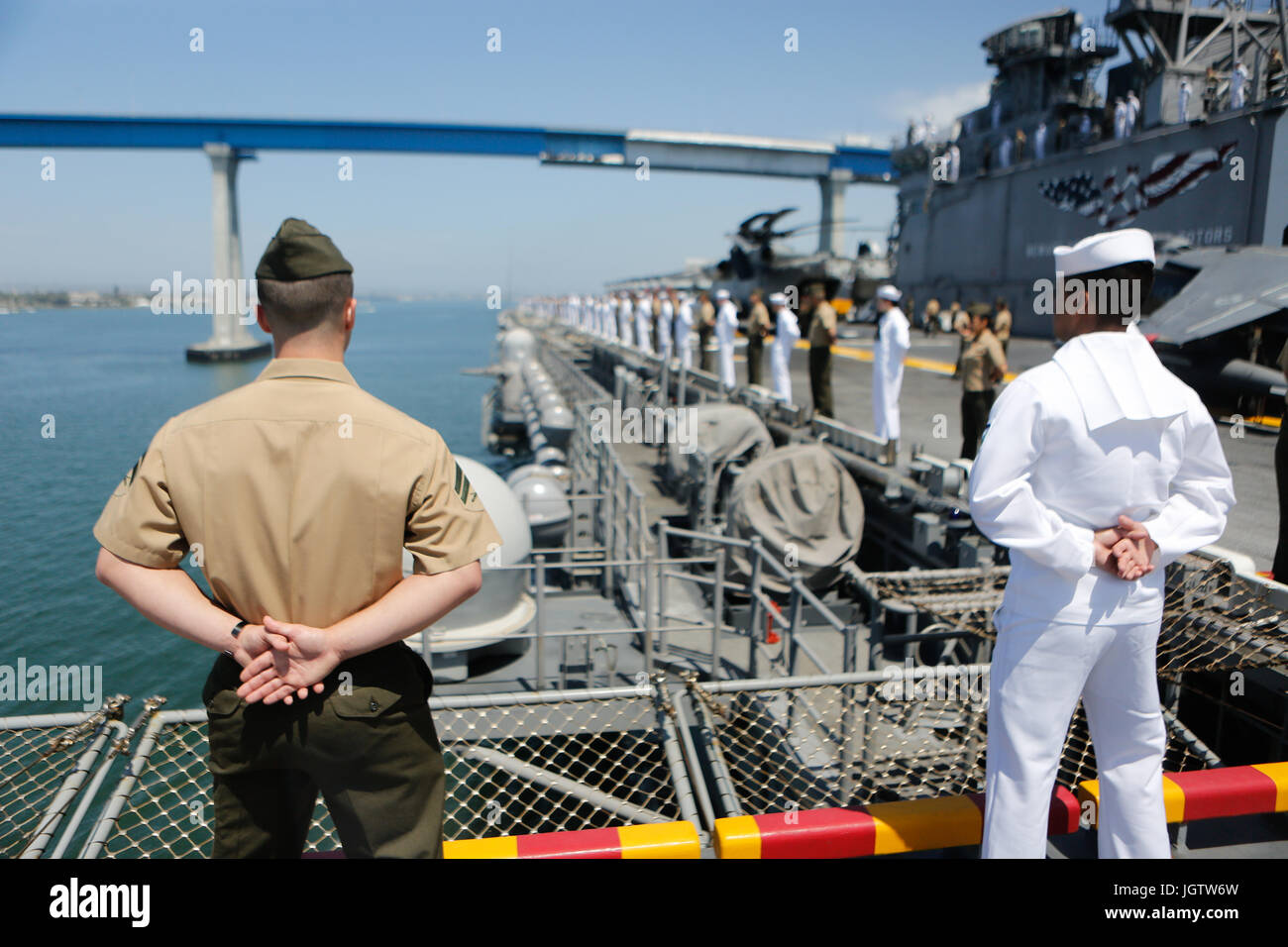 PACIFIC OCEAN – Marines and Sailors of the 15th Marine Expeditionary ...