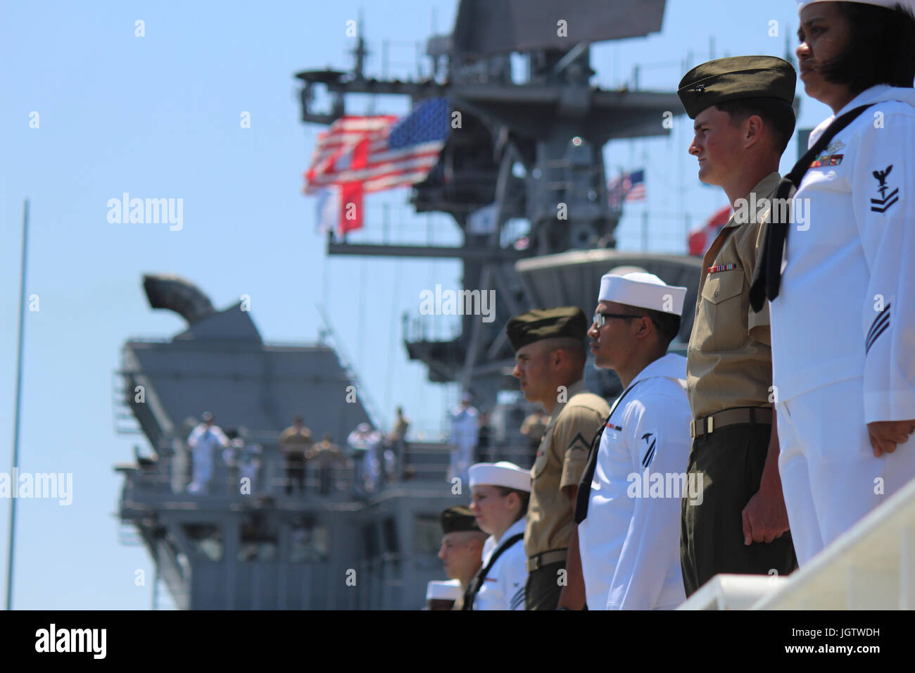 PACIFIC OCEAN – Marines and Sailors of the 15th Marine Expeditionary ...