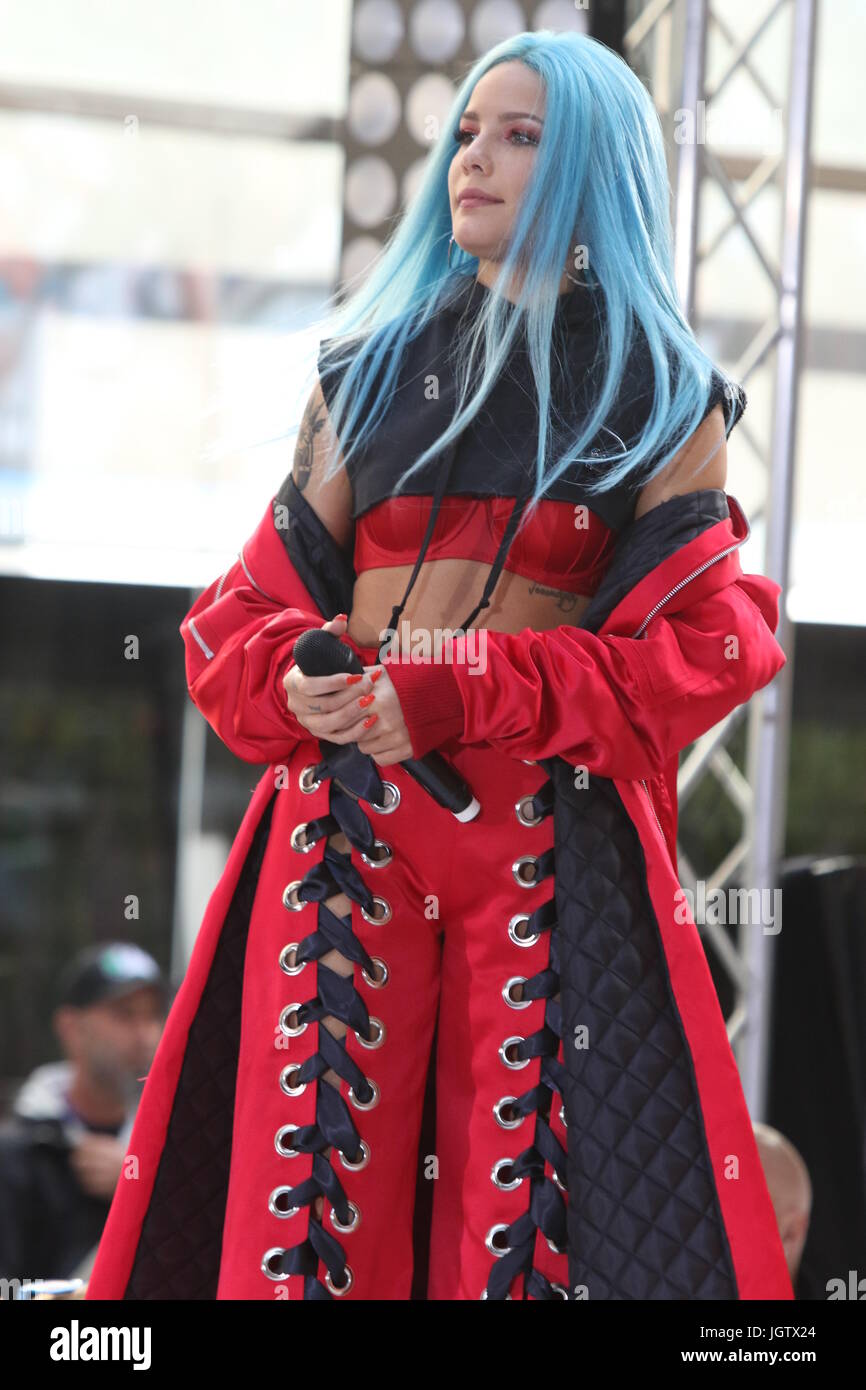 Halsey performs live hi-res stock photography and images - Alamy