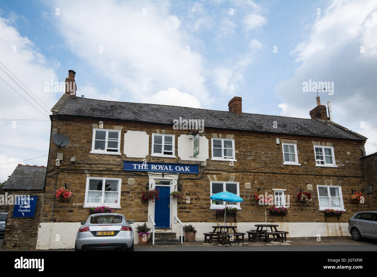 Royal Oak public house Walgrave Stock Photo - Alamy