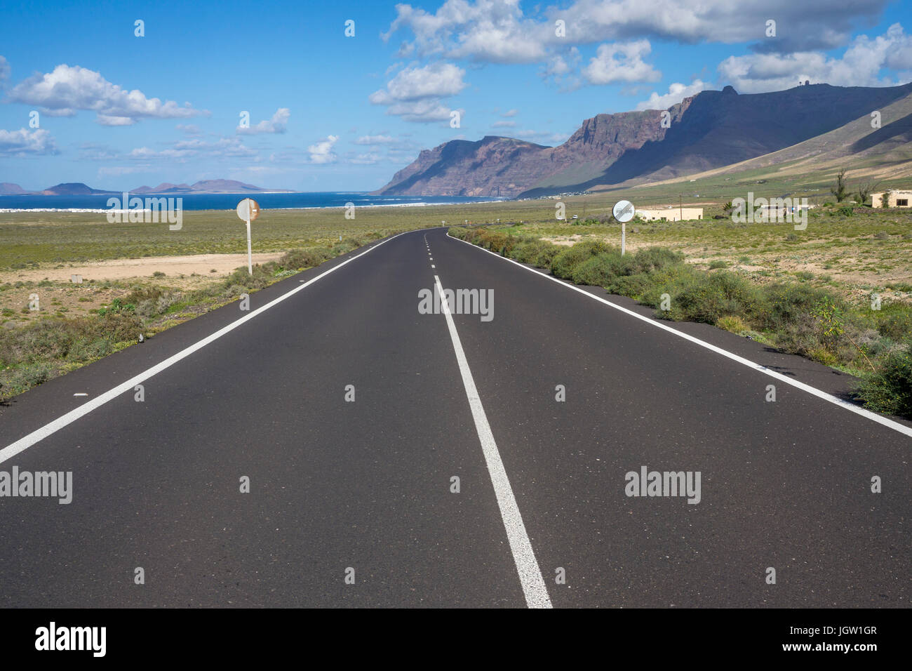 Side cliff road hi-res stock photography and images - Alamy