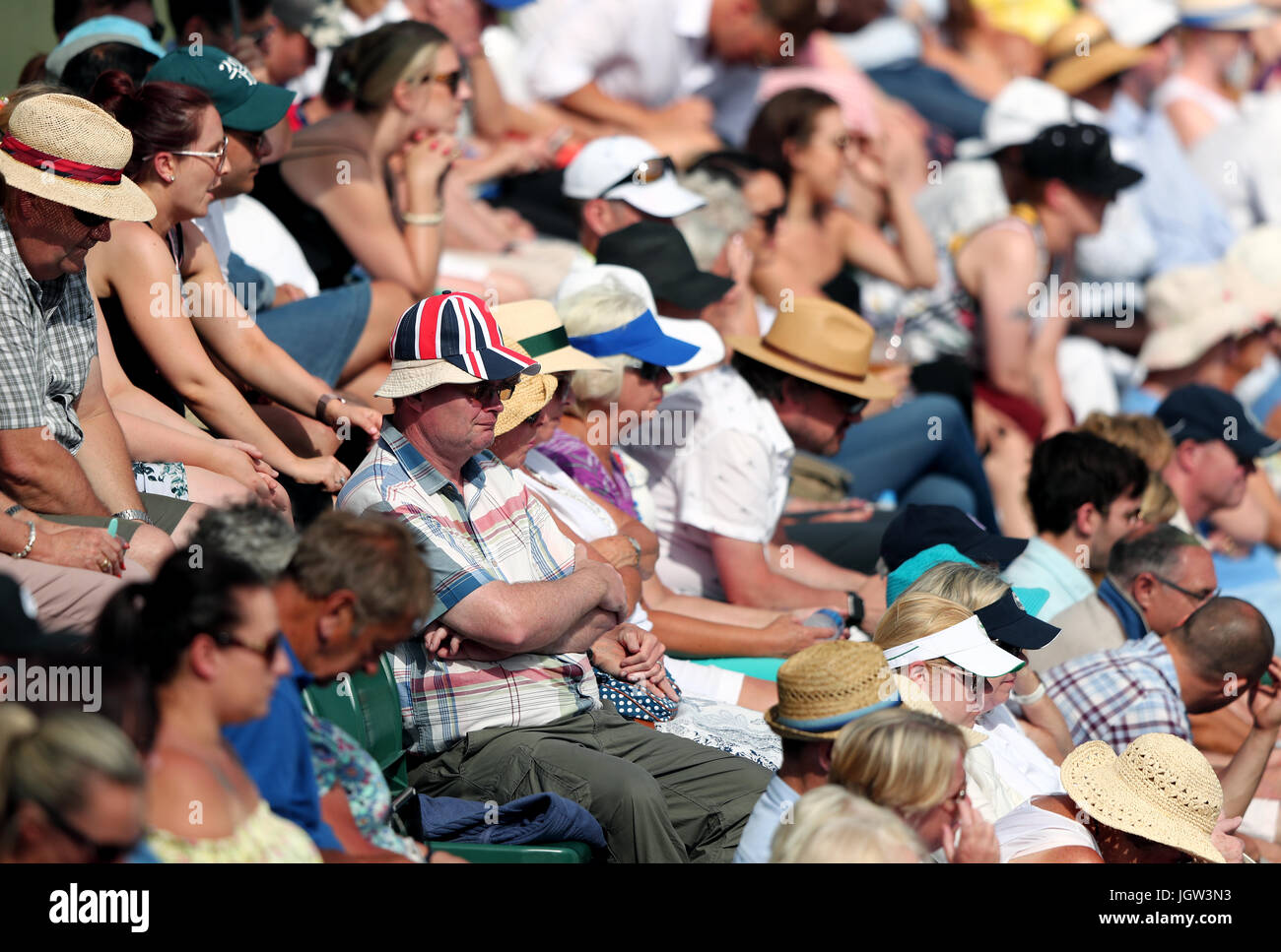 Wimbledon crowd union jack hi-res stock photography and images - Alamy