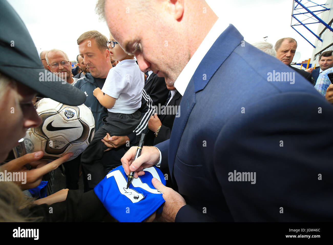 New everton signing wayne rooney signs autographs hi-res stock ...