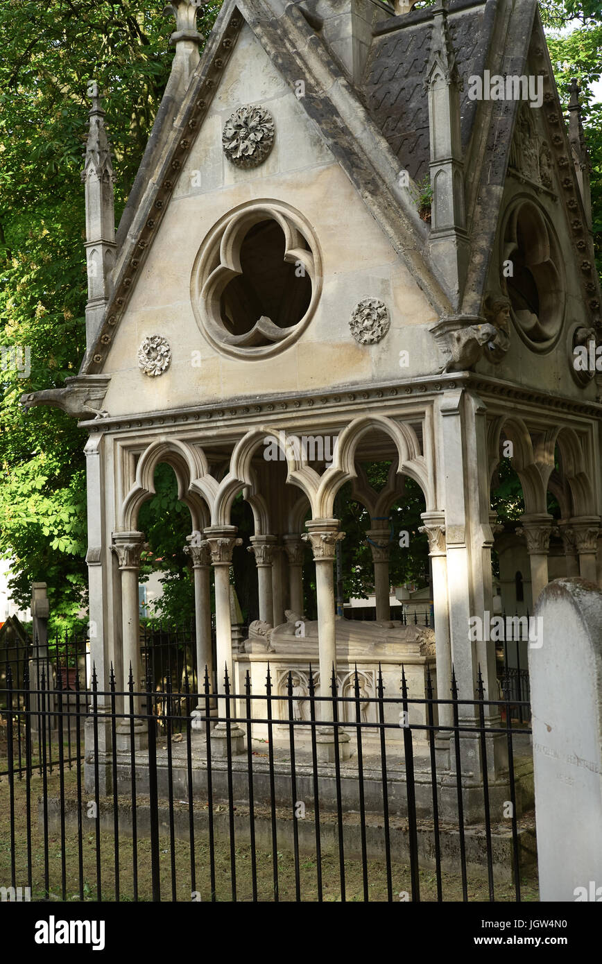 The tomb of Peter Abelard and Heloise, Cimitiere du Pere Lachaise ...