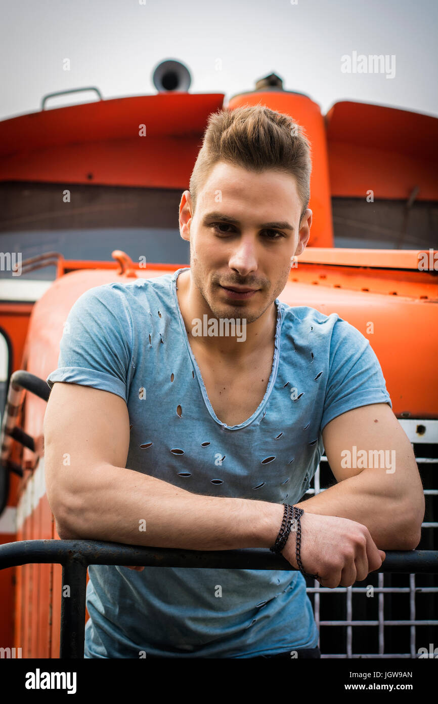 Portrait of young man outside hi-res stock photography and images - Alamy