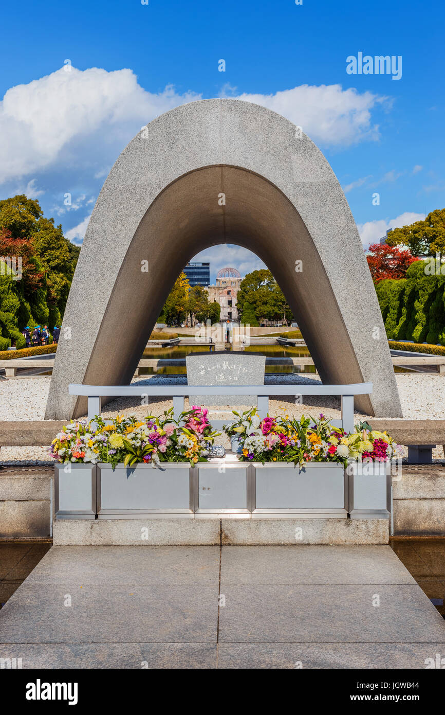 Memorial cenotaph ai Hiroshima Peace Memorial Park in Japan Stock Photo ...