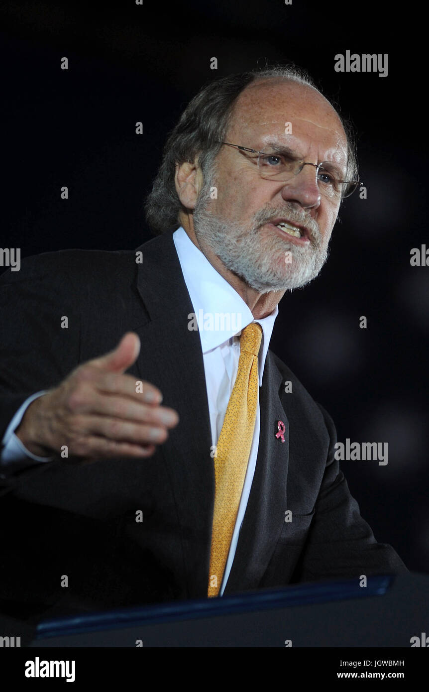 New Jersery Governor Jon Corzine speaks at a campaign rally with U.S ...