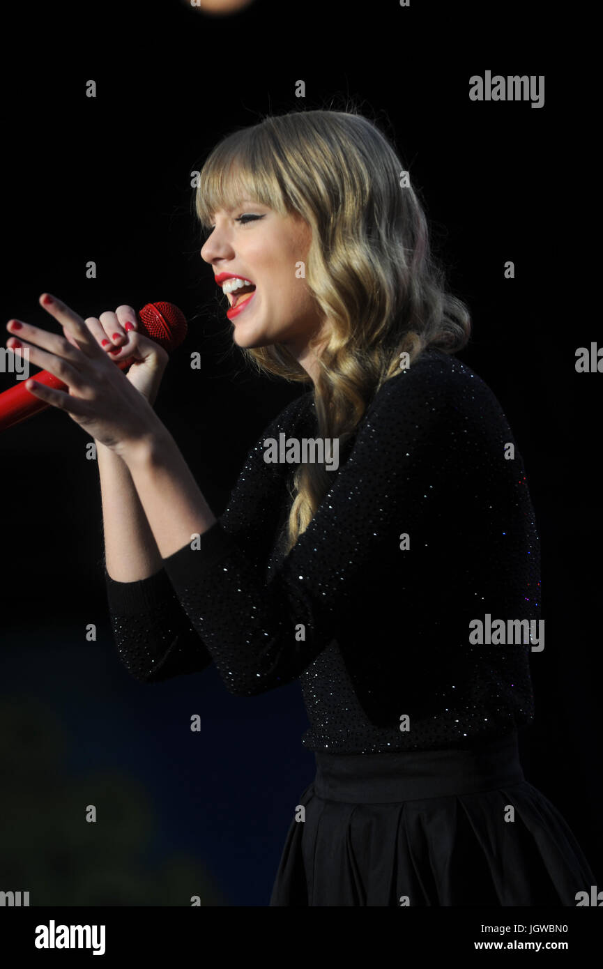 Taylor Swift Performs on Good Morning America in New York City. October ...