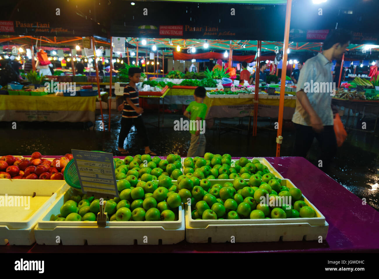 Business activity at a night market selling fresh food in Malaysia ...