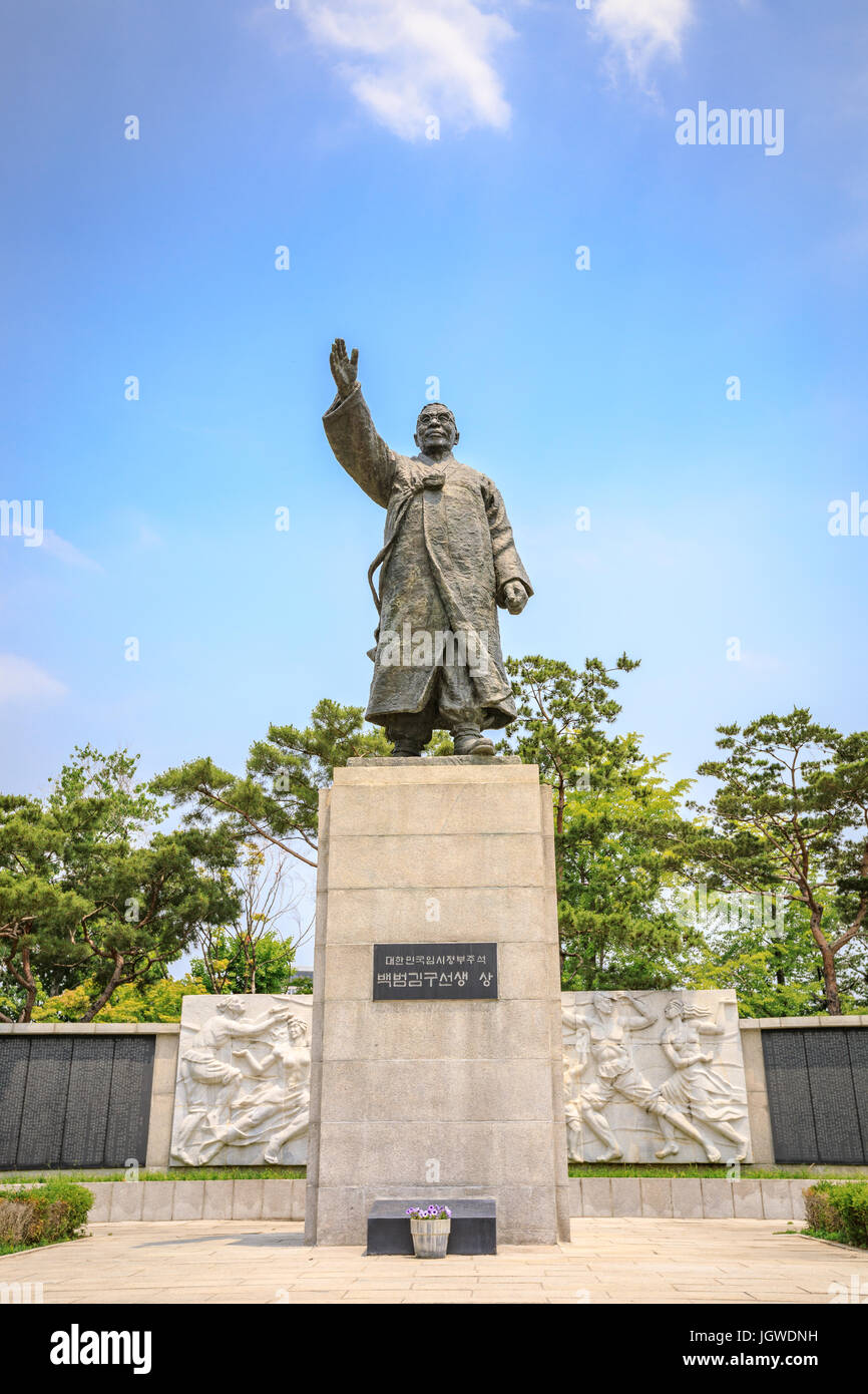 Jun 20, 2017 Paikbum Kim Gu (Kim Koo)'s Statue in Namsan park, Seoul ...