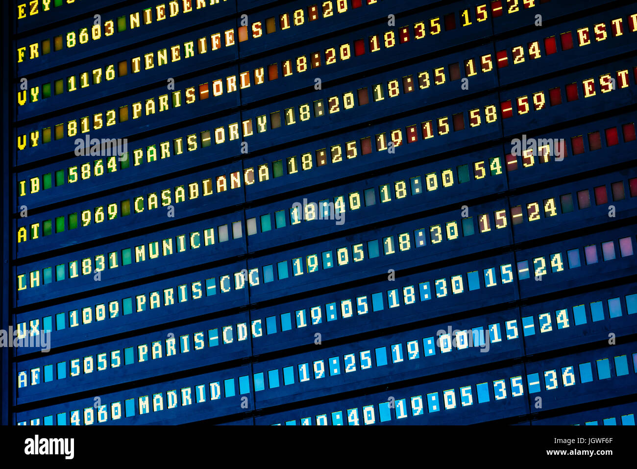 Airport arrivals screen hi-res stock photography and images - Alamy