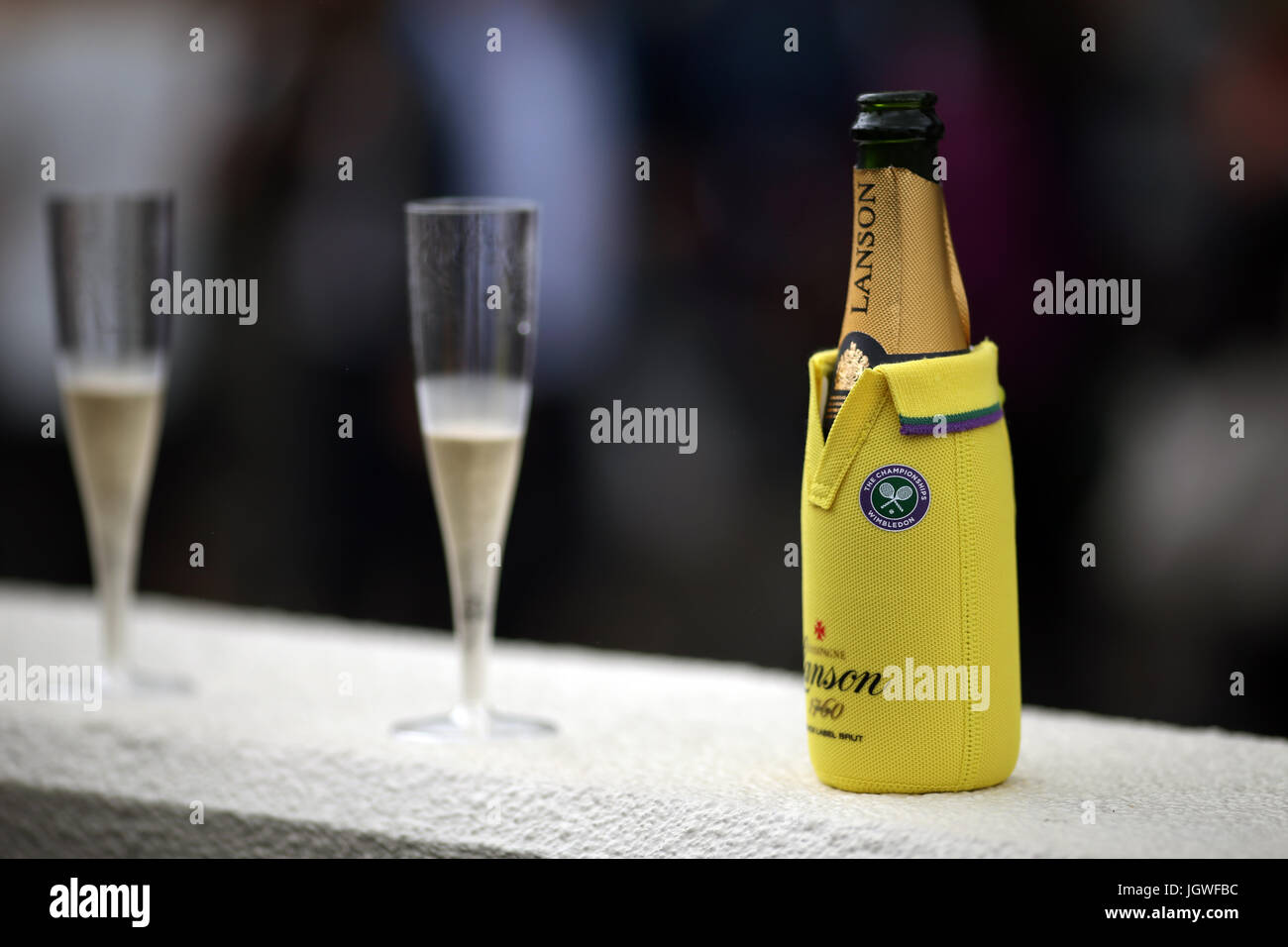 Tennis uk champagne hi-res stock photography and images - Alamy
