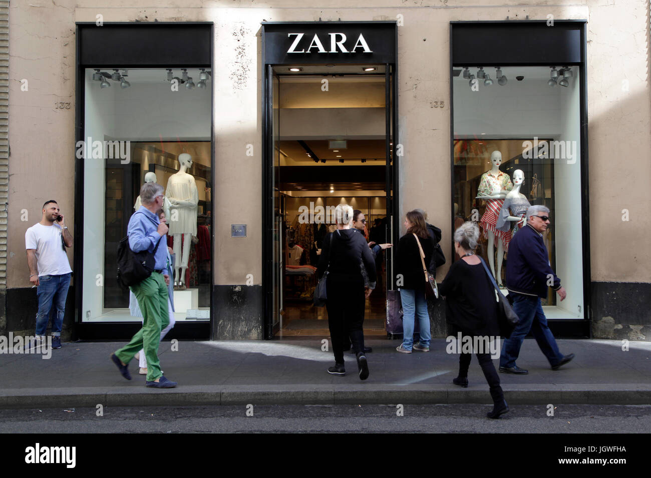 Zara Store Entrance Stock Photos & Zara Store Entrance Stock Images - Alamy