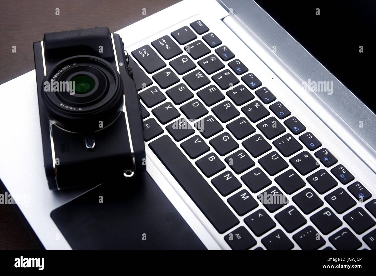 Computer mirrorless camera hi-res stock photography and images - Alamy