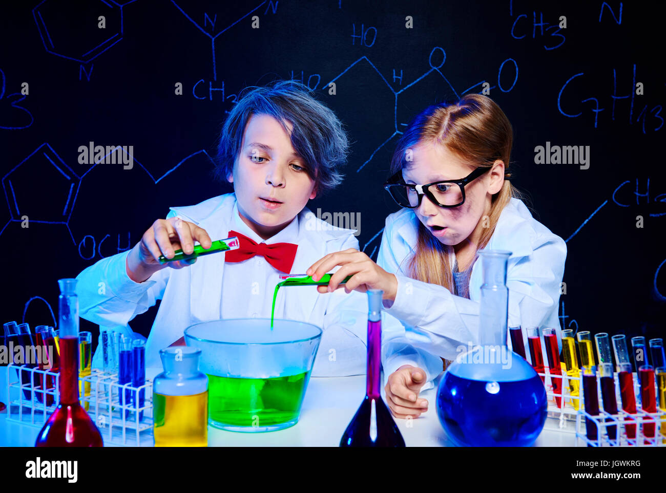 Science experiment and smoke hi-res stock photography and images - Alamy