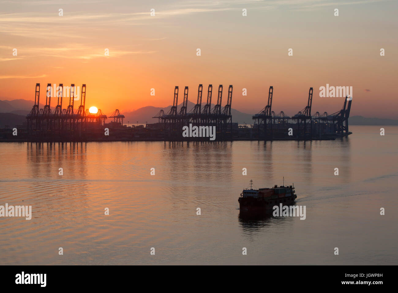 Shenzhen port hi-res stock photography and images - Alamy