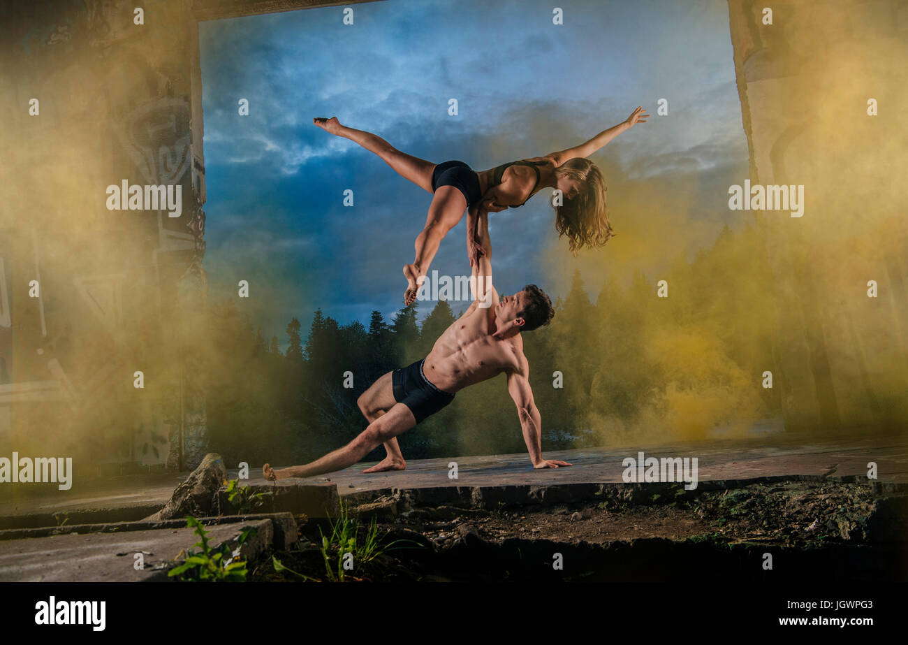 Couple performing on stage hi-res stock photography and images - Alamy