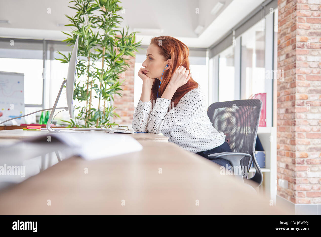 Woman sitting desk looking hi-res stock photography and images - Alamy