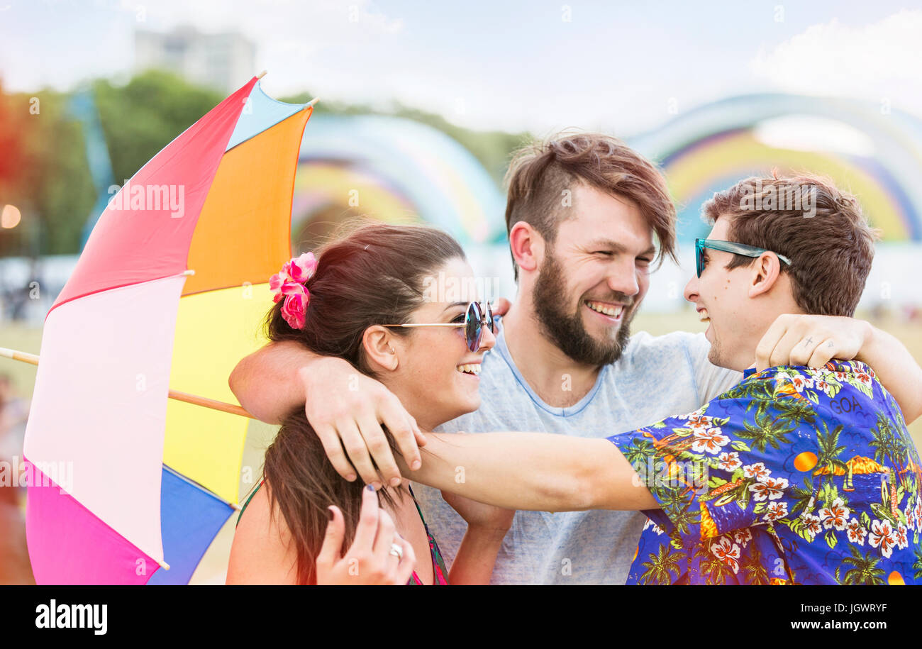 Friends with arms around shoulders hi-res stock photography and images ...