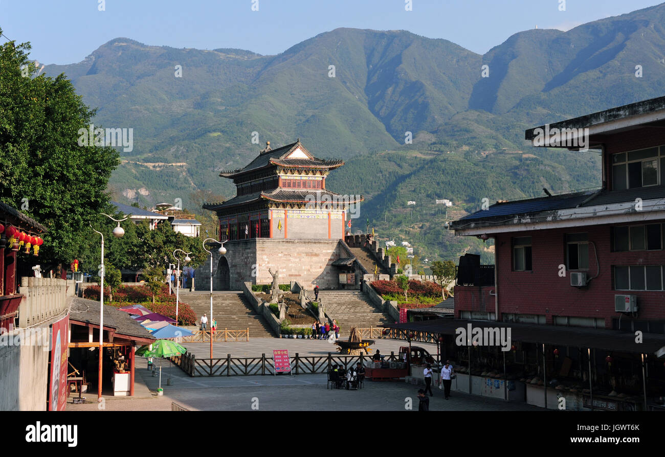 The town of Feng Jie on Yangtze river - View of market stalls and ...