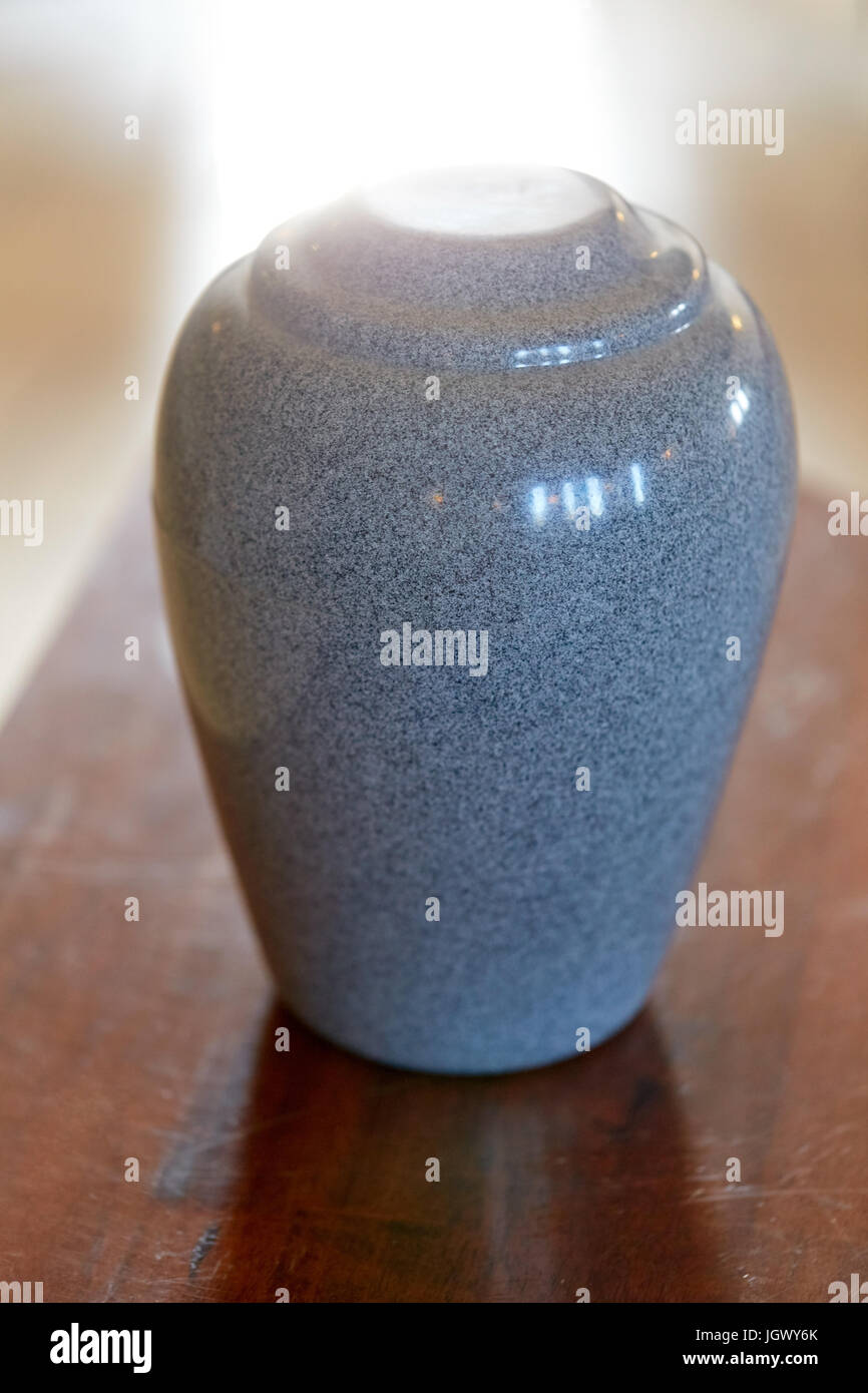 cremation urn on table Stock Photo - Alamy