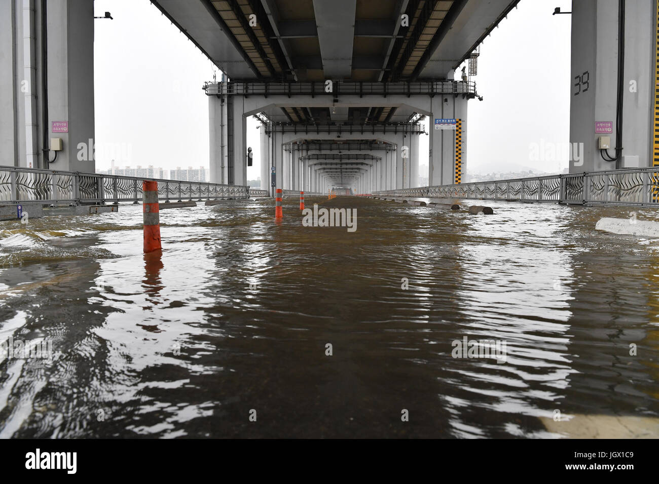 Heavy rain The Jamsu (Submersible) Bridge on the Han River in Seoul is ...