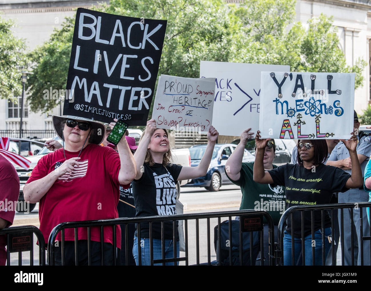 Confederate flag protest hi-res stock photography and images - Alamy
