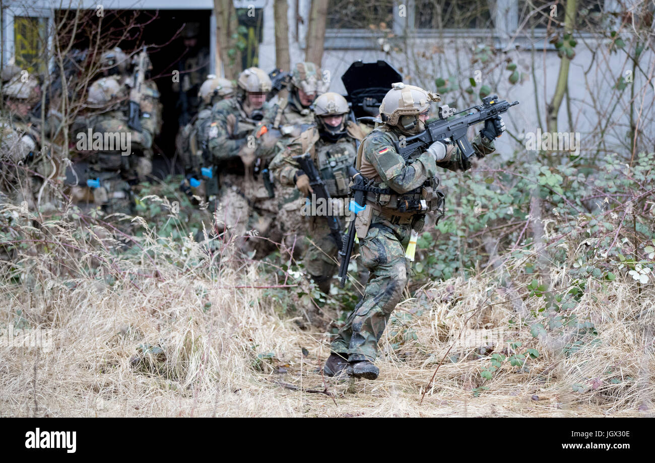 Magdeburg, Germany. 1st Mar, 2017. Soldiers of the German military ...