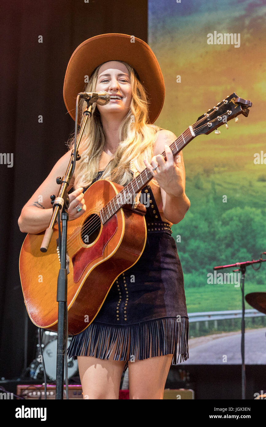 Margo price 2017 hi-res stock photography and images - Alamy