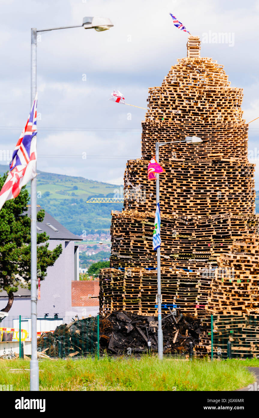 Large bonfire built from pallets hi-res stock photography and images ...