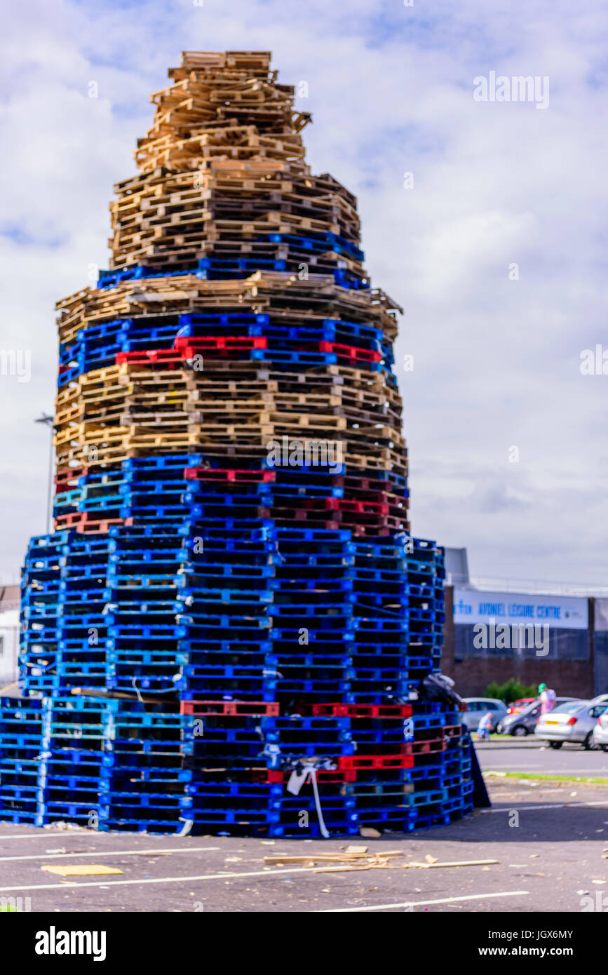 Loyalist bonfire avoniel leisure centre hi-res stock photography and ...