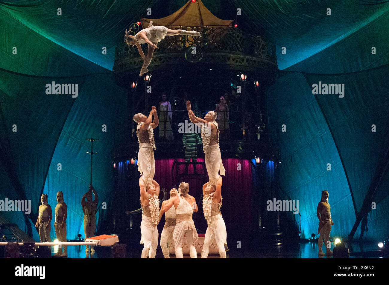 Cirque du soleil hi-res stock photography and images - Alamy